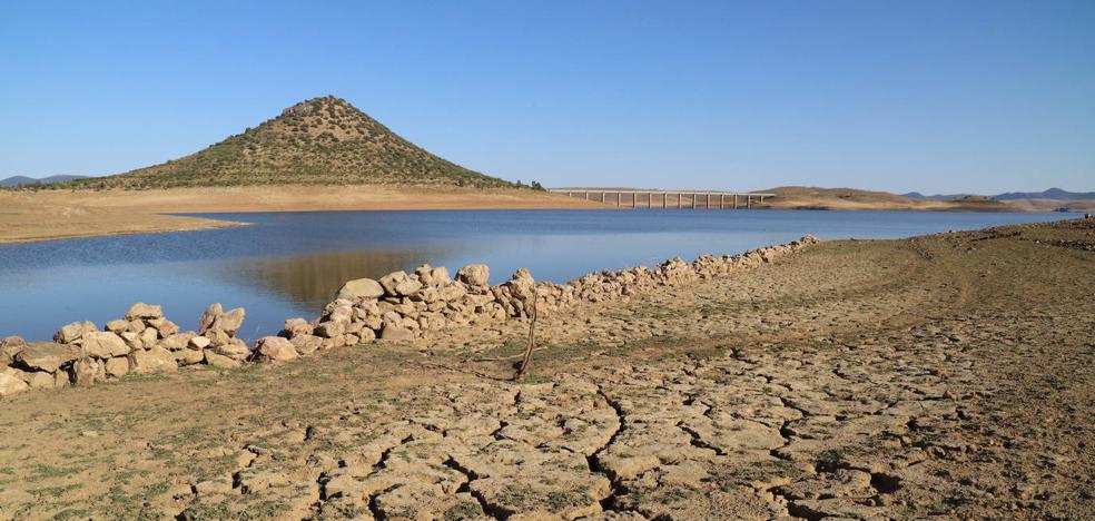 El agua embalsada en la región cae un 32% respecto a la media de la ...