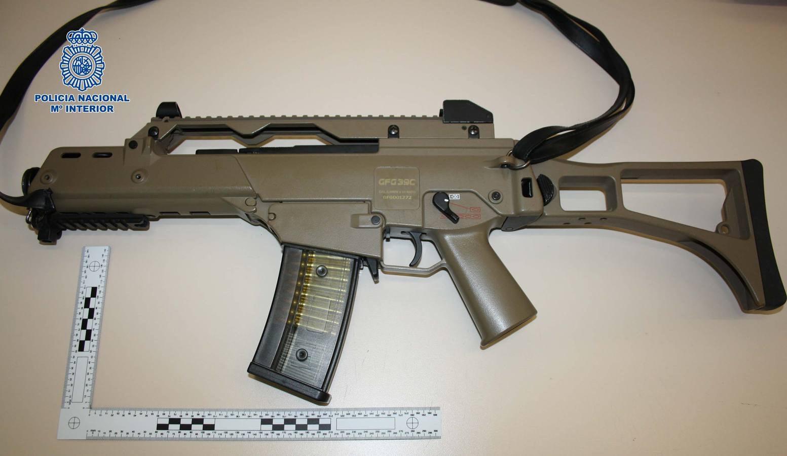 Amenaza a su vecino con una réplica de un subfusil por no cerrar la ...