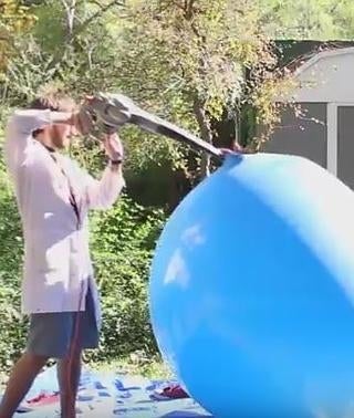 Así se ve una explosión de un globo gigante con una persona dentro en ...