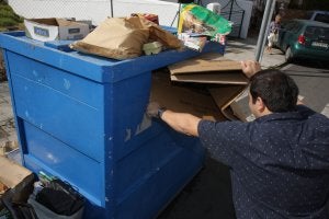 Tiendas y empresas no podrán tirar cartones a los contenedores azules | Hoy